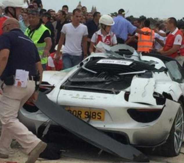 Serious crash caused by a Porsche 918 Spyder with a multitude of victims