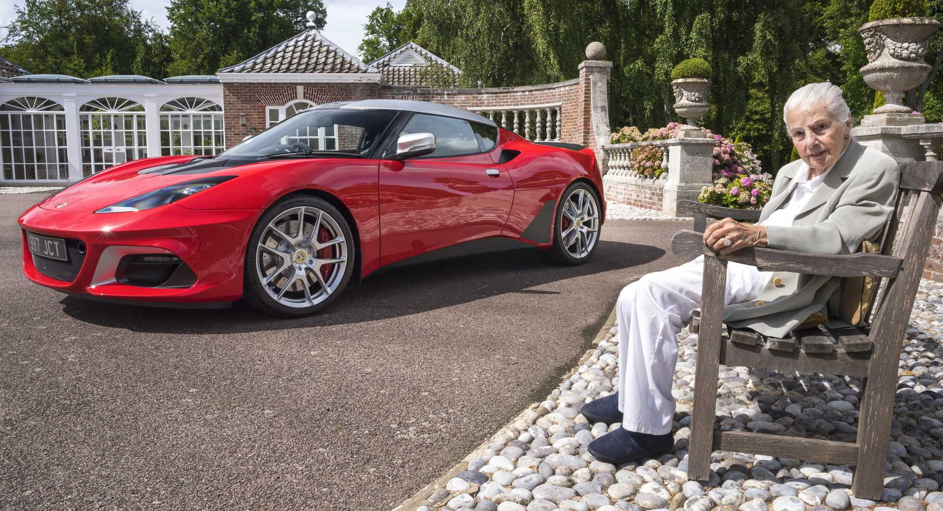 Hazel Chapman, The Iconic Racing Driver And Co-Founder Of Lotus, Died ...
