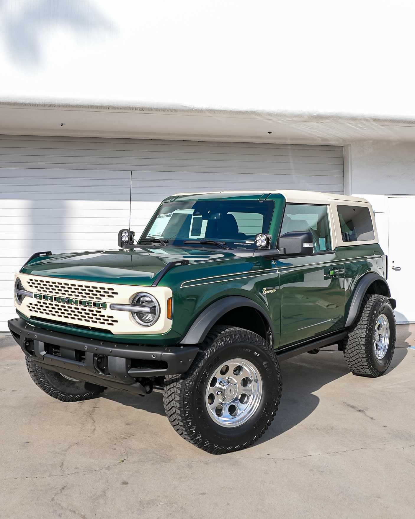 Ford Bronco Gets A Retro Makeover And It Looks Stunning